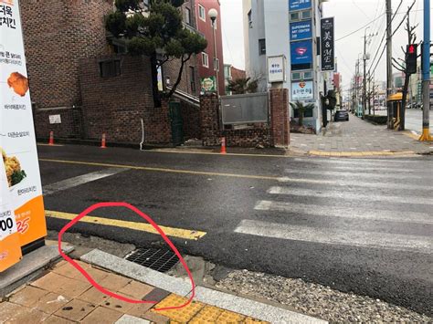 보도 위의 경계석 매끄러운 것보다 투박함으로 Noon
