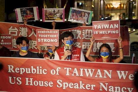美國聯邦眾議院議長裴洛西（nancy Pelosi）2日搭乘c 40行政專機訪問台灣，晚間飛抵台北松山機場。中央社記者趙世勳攝 111年8月2