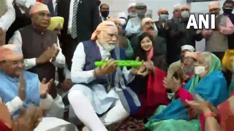 Pm Narendra Modi Offered Prayers At Sant Ravidas Temple At Karol Bagh