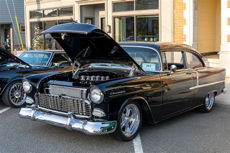 오픈 카 후드가있는 블랙 복고풍 시보레 벨 에어 1955 자동차 전시회에서 Chevy 스노호미시 워싱턴 미국 2022년 9월