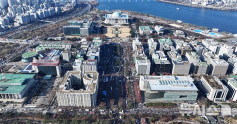 탄핵소추안 재표결 앞둔 국회 앞 촛불집회