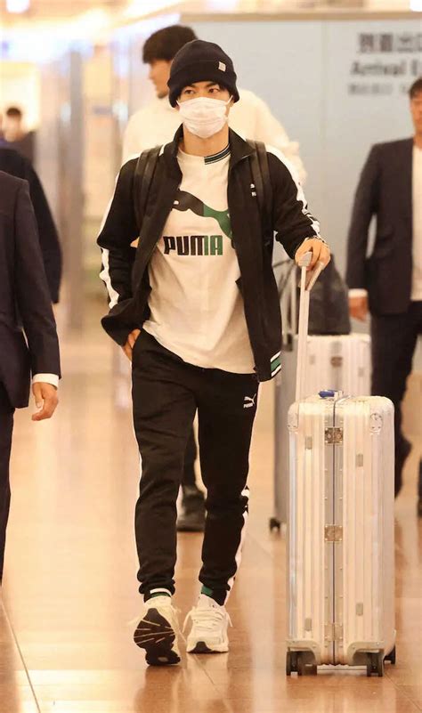 ＜サッカー日本代表・欧州組帰国＞帰国した三笘（撮影・村上 大輔） スポニチ Sponichi Annex サッカー