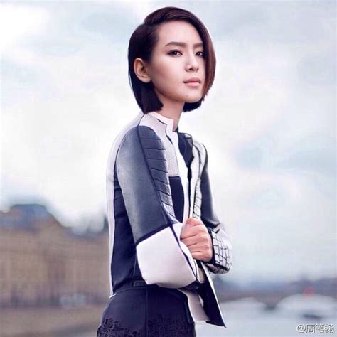 周筆暢助陣楊冪現身嫵媚迷人，筆筆蛻變成大女人，就連楊冪都服氣 每日頭條