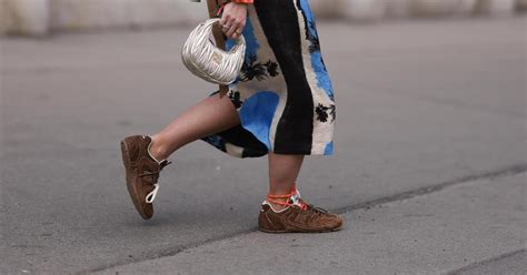 Самые модные кроссовки и кеды на лето 2024 леопардовые с лентами и блестящие Marieclaire