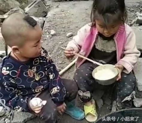 實拍大山裡的姐弟給弟弟餵麵條攝影師都看哭了 每日頭條