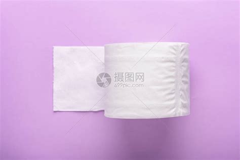 彩色背景上的卫生纸卷高清图片下载 正版图片505715442 摄图网