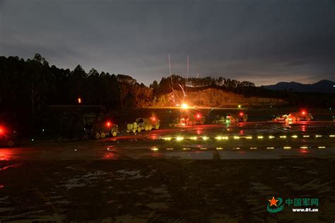 火光、弹道撩起夜幕：实拍解放军夜战训练 组图 图片中国中国网