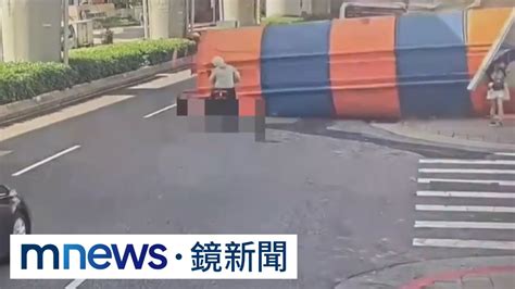 工地水泥塔倒塌！ 騎士閃避不及骨折送醫｜鏡新聞 Youtube