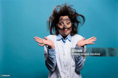 지저분한 머리와 어깨를 으쓱하는 더러운 얼굴을 가진 미친 미친 화학자 Stem 주제에 대한 스톡 사진 및 기타 이미지