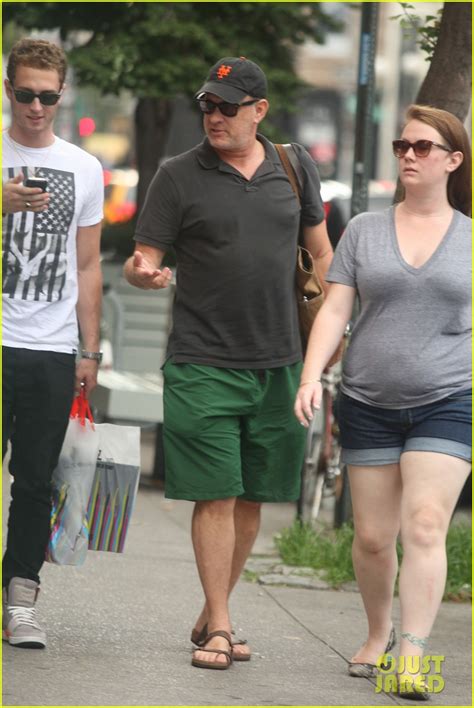 Tom Hanks And Chet New York Stroll Photo 2693345 Chet Haze Tom