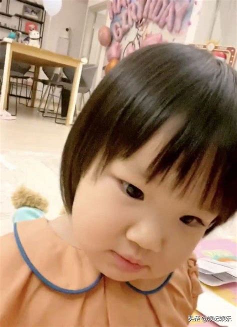 王祖藍官宣二胎妻子李亞男坐爬爬墊上孕肚凸起超明顯 每日頭條