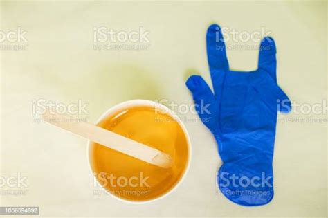 미적 건강의 개념입니다 Sugaring 탈모 일회용 장갑에 대 한 주걱과 은행 Waxing에 대한 스톡 사진 및 기타 이미지