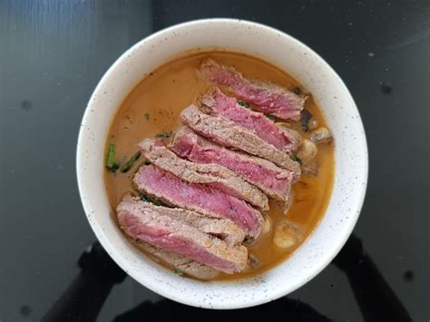 Lamelles de bœuf et bouillon aux champignons de Paris épinards et