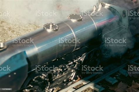 철 증기 기관차는 높은 관점에서 철도에 여전히 닫힙니다 0명에 대한 스톡 사진 및 기타 이미지 0명 강철 고풍스런 Istock