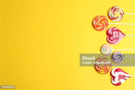 색상 배경에 텍스트에 대 한 다른 사탕과 공간을 가진 편평한 누워 구성 0명에 대한 스톡 사진 및 기타 이미지 0명 낮 문자 Istock