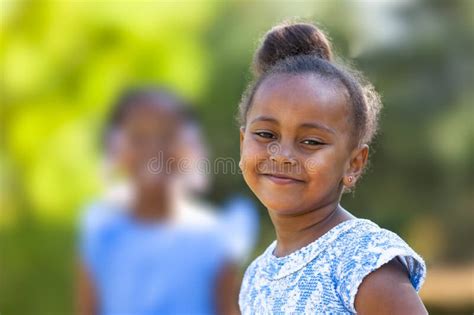 Retrato Al Aire Libre Del Hermanas Negras Jovenes Lindas Gente