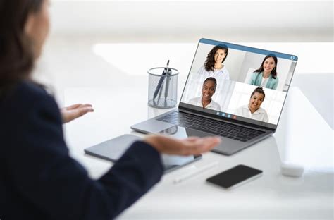 성숙한 여성 Ceo 관리자는 국제 팀과 화상 회의를 가졌습니다 프리미엄 사진