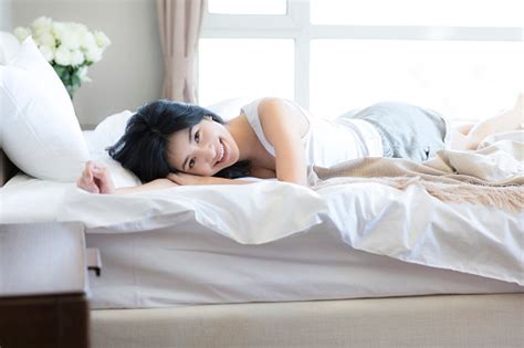 현대 가족 침실 침대에 등을 대고 누워 있는 젊은 동아시아 여자 스톡 사진 레저 활동에 대한 스톡 사진 및 기타 이미지 레저