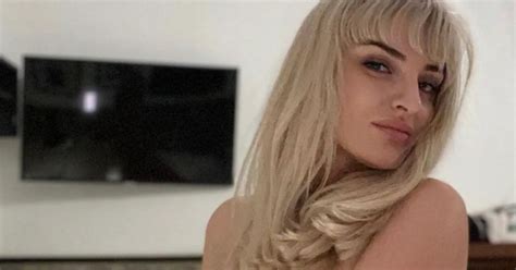 Mi Mostri Il Seno E Arisa Risponde Così Una Foto Strepitosa Guarda
