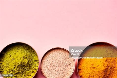 분홍색 배경에 측정 컵에서 자연의 아름다움과 건강 제품의 오버 헤드 보기 0명에 대한 스톡 사진 및 기타 이미지 0명 강황