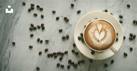 Tasse En Céramique Blanche Avec Liquide Brun Sur Soucoupe En Céramique