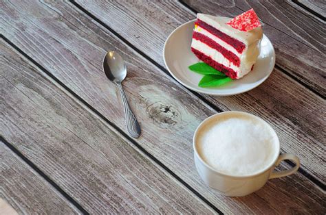 신선한 블랙 커피 한 잔 디저트 숟가락 민트 잎으로 장식 된 빨간 벨벳 케이크 접시가 나무 테이블에 있습니다 0명에 대한 스톡 사진 및 기타 이미지 Istock