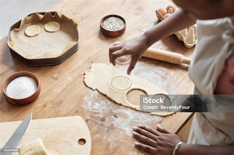 자른 흑인 여자 집에서 만든 과자를 굽고 쿠키 모양을 자른다 25 29세에 대한 스톡 사진 및 기타 이미지 25 29세 가정 생활 가정 주방 Istock