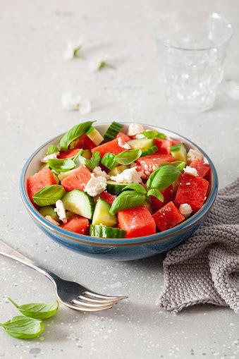 페타 치즈 오이 바질을 곁들인 수박 샐러드 건강한 여름 디저트 샐러드에 대한 스톡 사진 및 기타 이미지 샐러드 건강한 식생활 계절 Istock