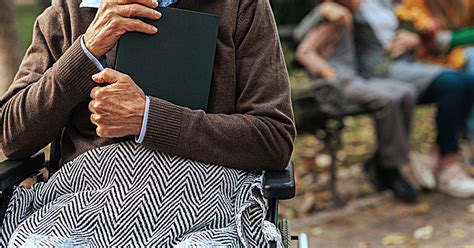 Starije U Domovima Zaključaju Drže U Mraku I Vežu Neki Od Njih Nemaju Medicinsku Sestru 24sata