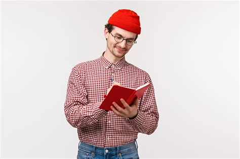 허리 까지 초상화 재미 귀여운 수염 남자 빨간 비니 안경 강의 중에 메모를 적어 Grocceries의 목록을 만들거나 일기