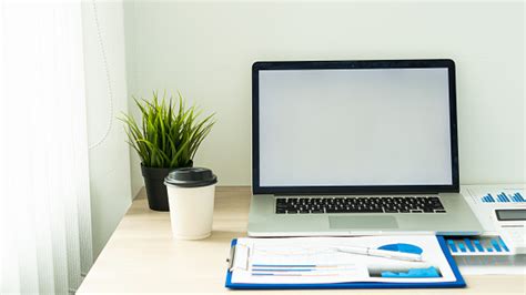 비즈니스 맨의 책상에 계산기가있는 노트북 컴퓨터 및 그래프 문서 0명에 대한 스톡 사진 및 기타 이미지 0명 가상현실 개발 Istock