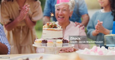 생일 케이크 폭죽 및 가족과 함께 축하 박수 및 파티는 집의 정원에서 축하 박수 및 놀라움을 선사합니다 디저트 조부모와 아이들과