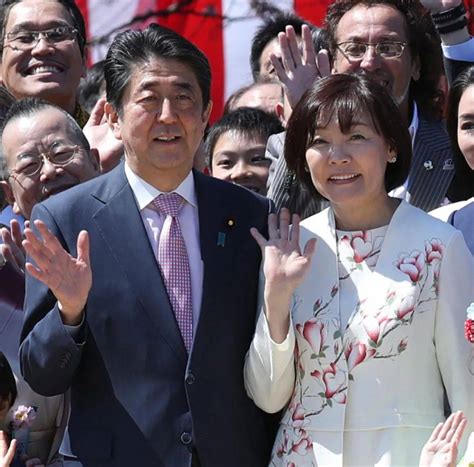 日本新第一夫人亮相，短发素颜气质淡雅，58岁安倍昭惠穿花衣惊艳菅义伟