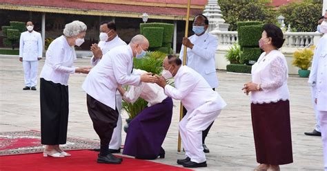 សម្តេចអគ្គមហាពញាចក្រី ហេង សំរិន និងសម្តេចធម្មវិសុទ្ធវង្សា សៅ ទី ហេងសំរិន អញ្ជើញ ចូល