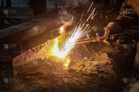 焊工焊接金属结构