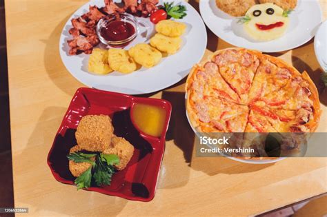 어린이 음식 재미있는 음식 원숭이 얼굴의 형태로 커틀릿과 으깬 감자 접시 어린이 메뉴 0명에 대한 스톡 사진 및 기타 이미지 Istock