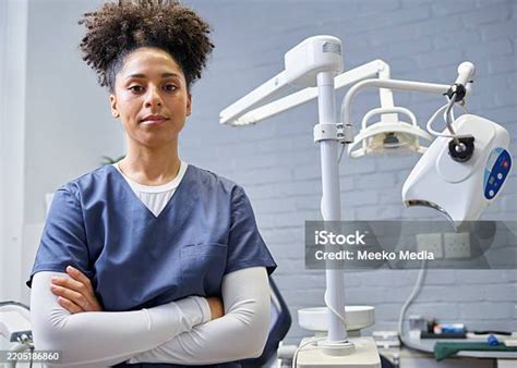 첨단 장비를 갖춘 현대적인 클리닉에서 포즈를 취하는 자신감 넘치는 치과 전문가 30 34세에 대한 스톡 사진 및 기타 이미지 30 34세 건강관리와 의술 기술