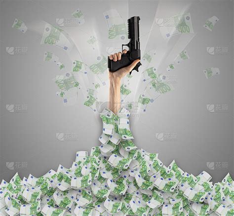 手埋在现金堆里想要逃出来