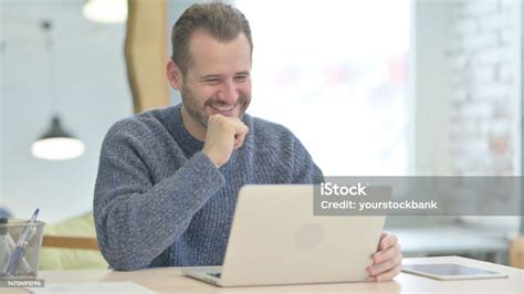 사무실에서 노트북으로 온라인 성공을 축하하는 중년 남성 30 39세에 대한 스톡 사진 및 기타 이미지 30 39세 긍정적인 감정 표현 남자 사업가 Istock
