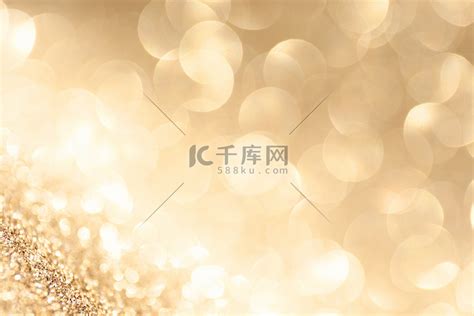 金色的闪光闪耀着波克效应和选择的焦点。节日背景与明亮的金色灯光 香槟泡沫。圣诞心情概念。复制空间 关闭 纹理 顶部视图高清摄影大图 千库网