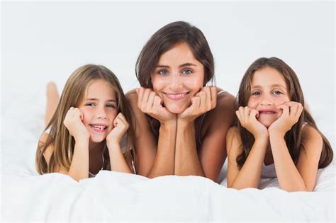 Madre Y Sus Hijos Mirando A La Cámara Foto Premium