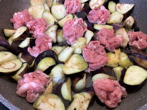 【志麻さんレシピ】豚こま肉を丸めて焼くって斬新！「豚肉とナスのにんにくポン酢」はガッツリ系な夏おかず♪ 『あたらしい日日』 こんな時代の