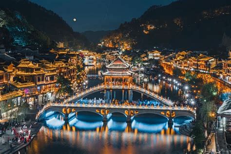 夜景拍照夜幕下的凤凰古城