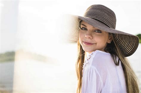 Junges Mädchen Am Strand Zur Goldenen Stunde Lizenzfreies Stockfoto