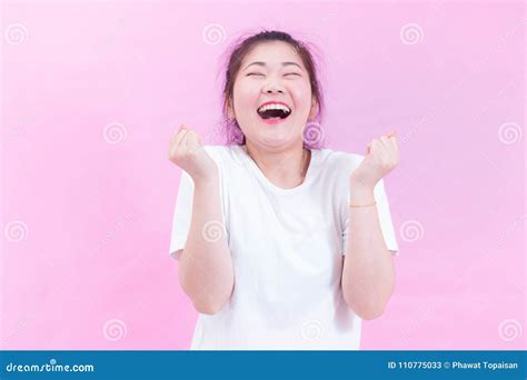 Porträt Der Schönen Jungen Abnutzung Des Schwarzen Haares Der Asiatin Ein Weißes T Shirt Mit Dem