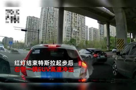 特拉斯路口起步遭对向suv撞翻起火，监控拍下惊险一幕特拉斯监控路口