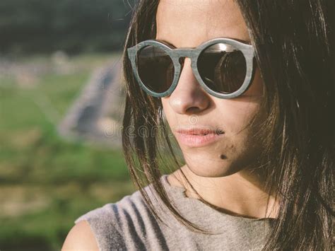 Femme De Brune Avec Des Lunettes De Soleil Dans Une Fin Vers Le Haut De