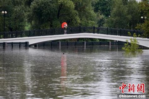 俄羅斯莫斯科遇暴雨天氣 導致路面嚴重積水 每日頭條