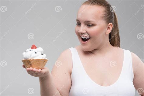 Jong Dik Meisje Die Zoet Voedsel Bewonderen Stock Foto Image Of