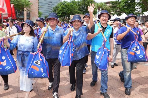 侯友宜帶領外師挑擔奉飯！新北客家義民爺文化祭登場 生活 中時